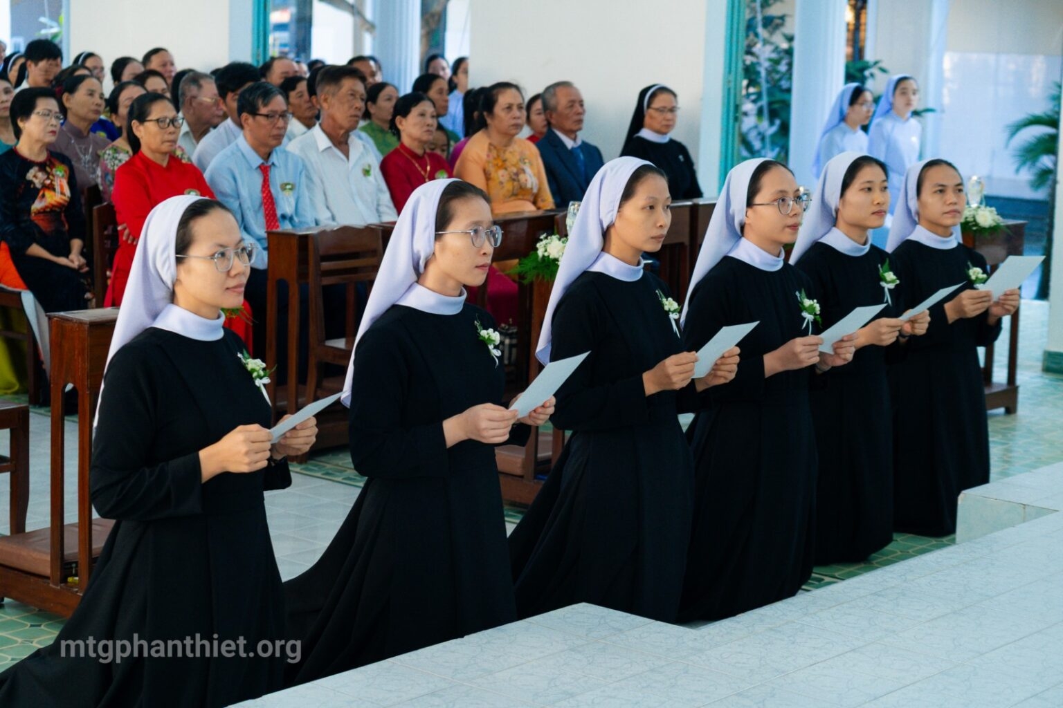 Thánh Lễ Tạ Ơn Hồng Ân Tiên Khấn Hội Dòng Mến Thánh Giá Phan Thiết | Giáo Phận Phan Thiết